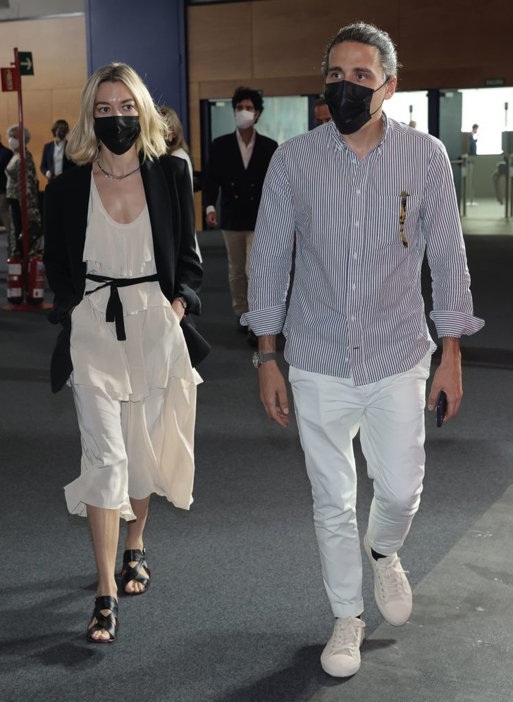 Micuța rochie albă de la Zara purtată de cea mai bogată femeie din ...